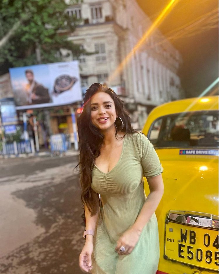 Stunning Beauty Soundarya Sharma raises the temperature with her casual ...